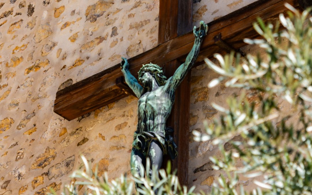 3 Ways to Honor the Shroud All Year Long - Holy Heroes